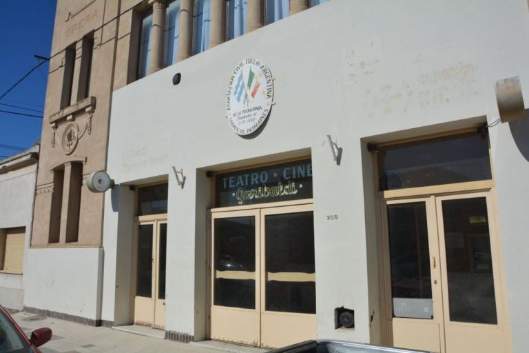 A tres años de la última función, el Garibaldi continúa cerrado ...